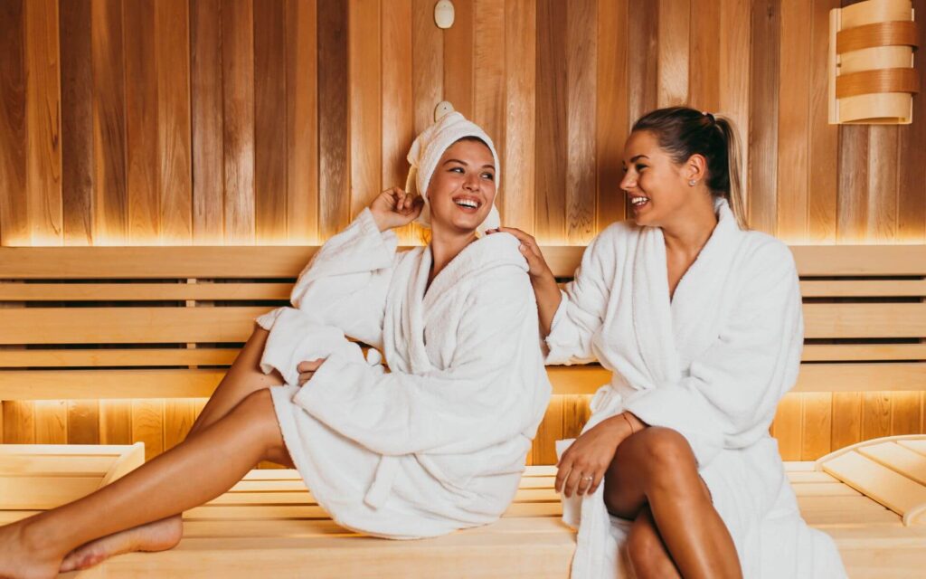 Was zieht man in der Sauna an? Tipps für den Saunabesuch