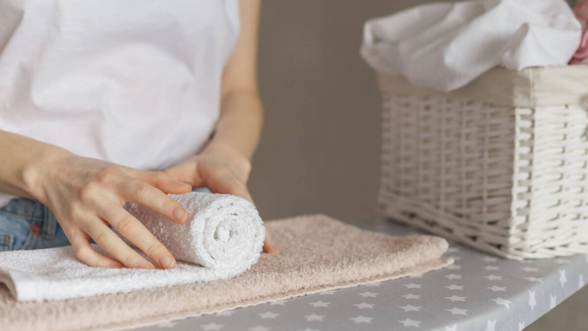 ᐅ Handtuch falten einfach: Die besten Techniken für jeden Anlass
